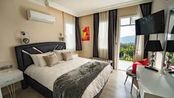 Front Facing Pool View | 1 quarto, cofre no quarto, secretária, quartos insonorizados