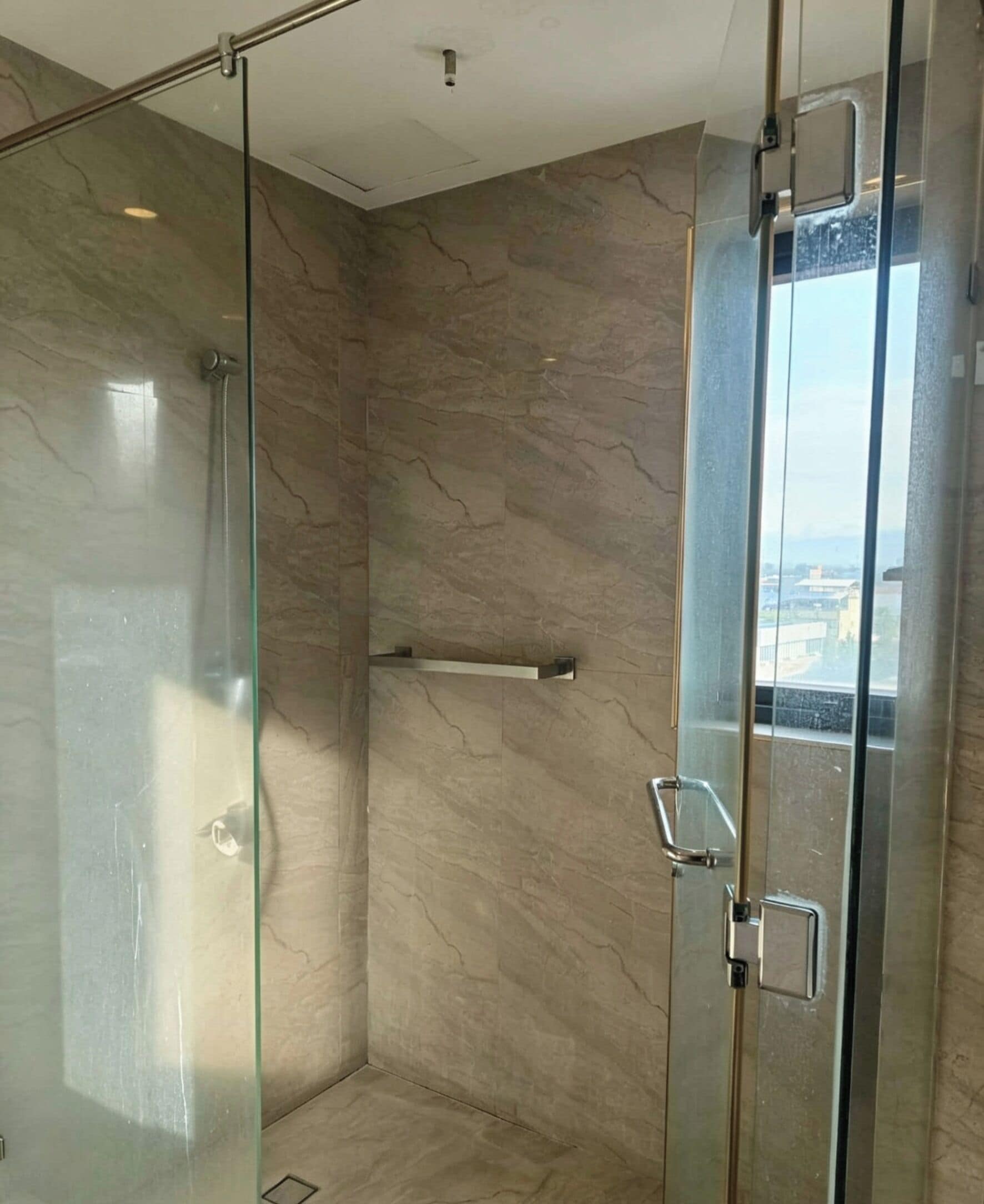 Suite Júnior, 1 cama king-size, não fumadores, Vista para a cidade | Casa de banho | Um polibã, um chuveiro fixo, artigos de higiene pessoal grátis 