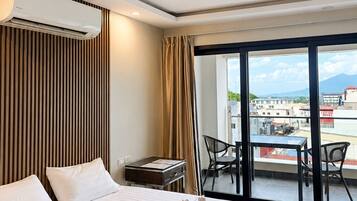 Suíte premier, 1 cama King, sacada, em edifício anexo | Roupas de cama premium, edredons de pluma, frigobar, cofres nos quartos