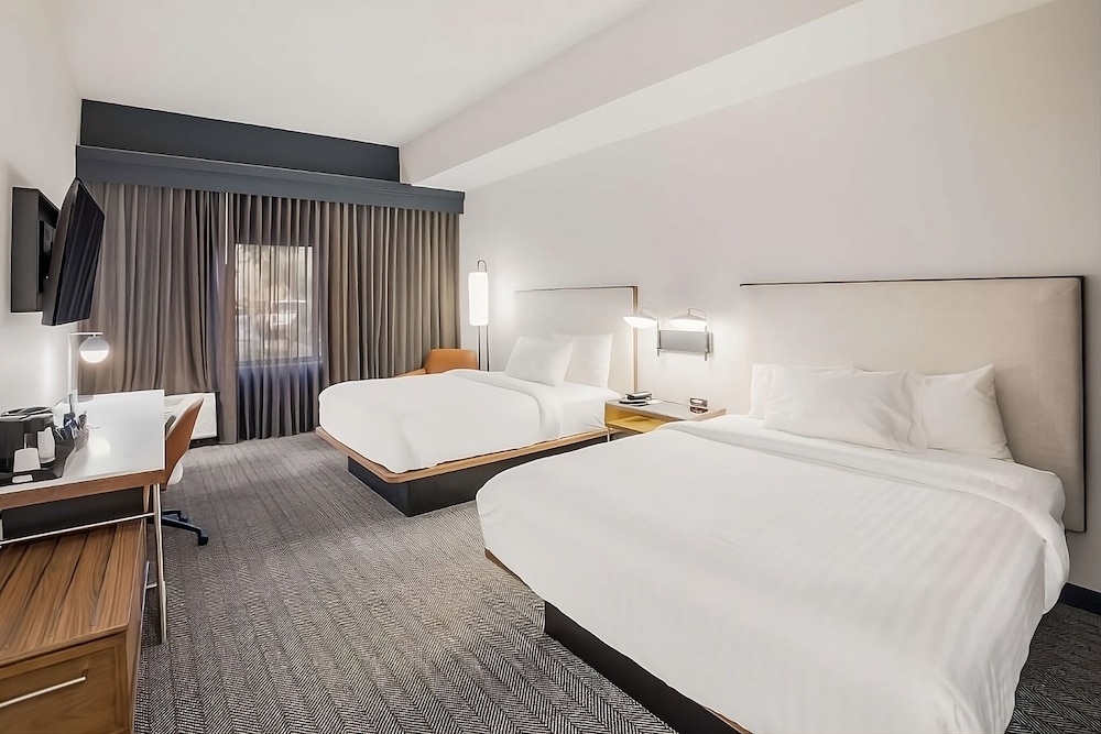 Comfort And Relaxation! 2 Family-friendly Units! Outdoor Pool, Pets Are Welcome! - Chandler, AZ