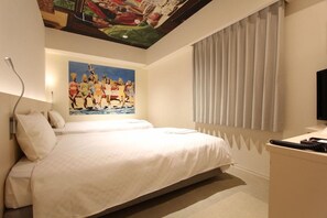 Quarto de hotel com cama, um quadro na parede, janela com cortinas e escrivaninha com telefone.