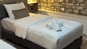 Quarto duplo superior, sacada, vista para a cidade | Roupas de cama premium, edredons de pluma, escrivaninha