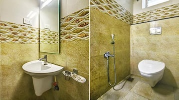 Quarto Deluxe | Casa de banho | Um polibã, um chuveiro fixo, artigos de higiene pessoal grátis