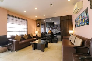 Área de estar no saguão