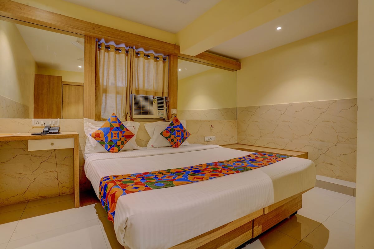 Quarto Deluxe | Lençóis de algodão egípcio, roupa de alta qualidade, secretária