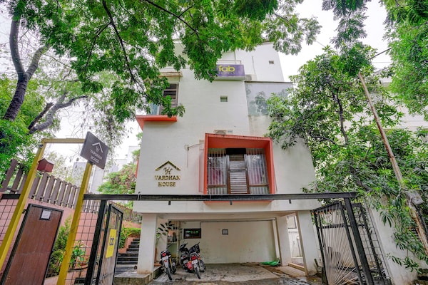 Fabhotel Vardhan House I - Pune