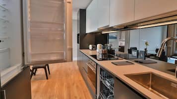 Apartamento | Cozinha privada | Geladeira, micro-ondas, fogão, cooktop