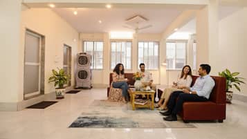 Área de estar no saguão