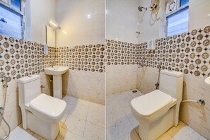 Quarto Deluxe | Casa de banho | Um polibã, um chuveiro fixo, artigos de higiene pessoal grátis 