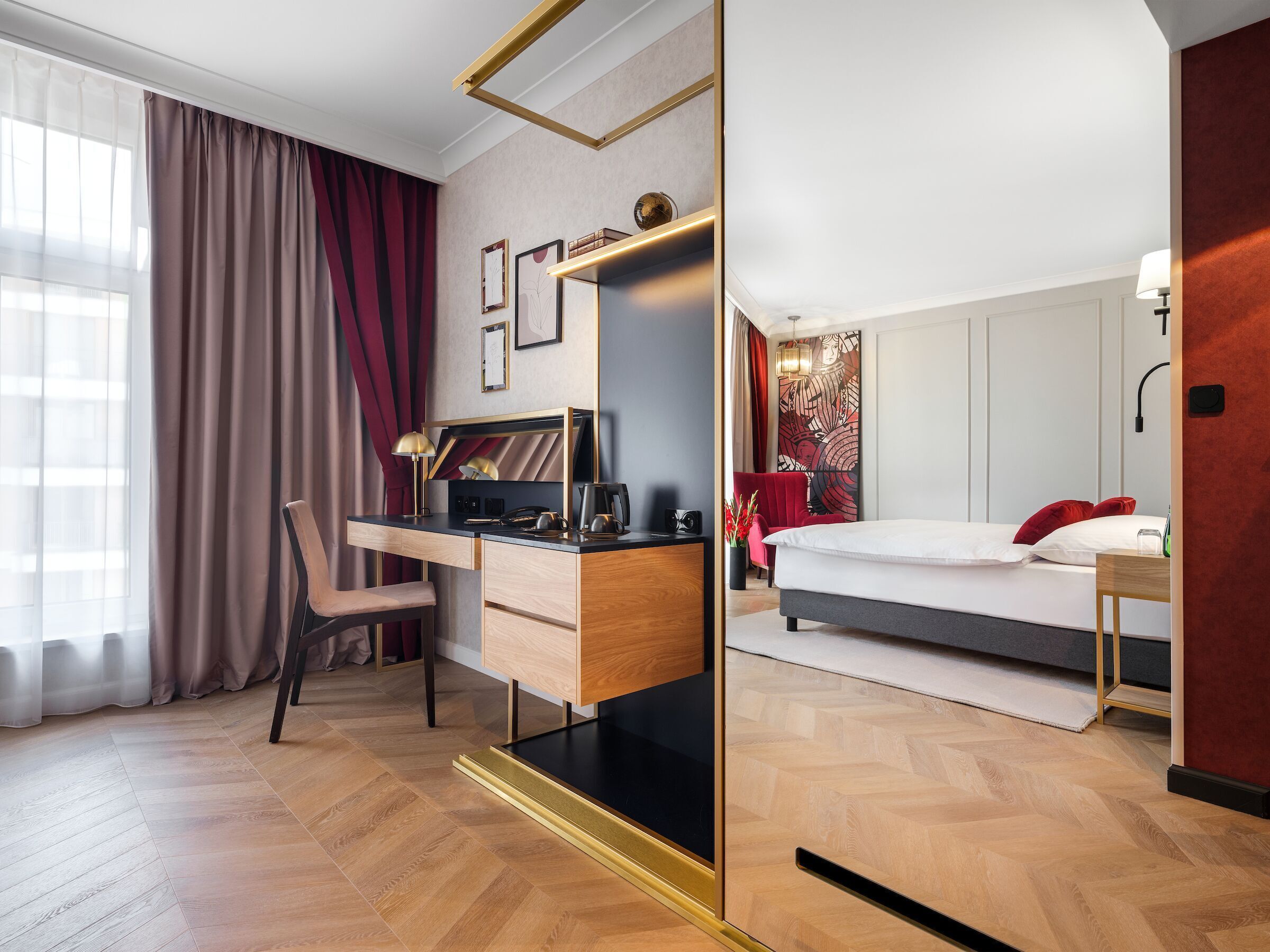 Minibar, cofre no quarto, secretária 
