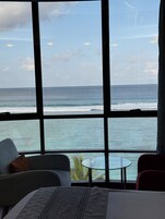 Suite Deluxe, 1 cama king-size, vista para a praia, junto à praia | Vista para a praia ou o mar