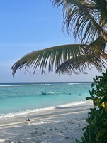 Na praia, praia de areia branca, toalhas de praia 