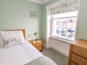 1 quarto, com decoração personalizada, com mobília individualizada 