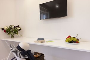 Quarto Exclusivo, vista para o mar | Minibar, cofre no quarto, com decoração personalizada 