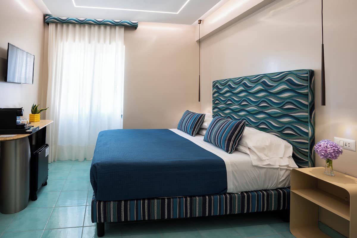 Quarto básico | Frigobar, cofres nos quartos, escrivaninha