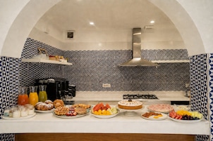 Um buffet de café da manhã com diversas opções de comida e bebidas.