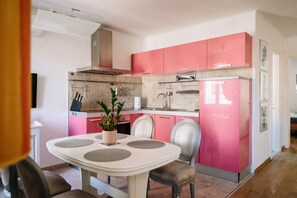 Apartamento panorâmico | Cozinha privada | Geladeira, micro-ondas, fogão, cooktop