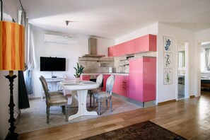Apartamento panorâmico | Opções para refeição no quarto
