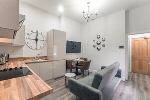 Estúdio luxo | Cozinha privada | Geladeira grande, micro-ondas, fogão, chaleira elétrica