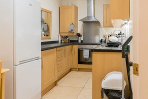 Apartamento básico, 2 camas de casal | Cozinha privada | Geladeira, micro-ondas, fogão, cooktop