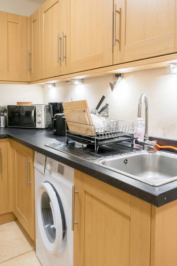 Apartamento básico, 2 camas de casal | Cozinha privada | Geladeira, micro-ondas, fogão, cooktop