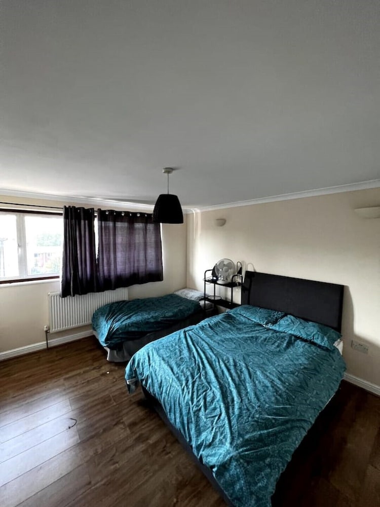 Cheerful 4- Bedroom Townhouse With Spacious Garden - London