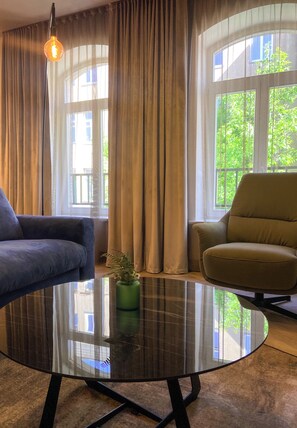 Apartamento superluxo | Cofres nos quartos, escrivaninha, espaço de trabalho para notebook