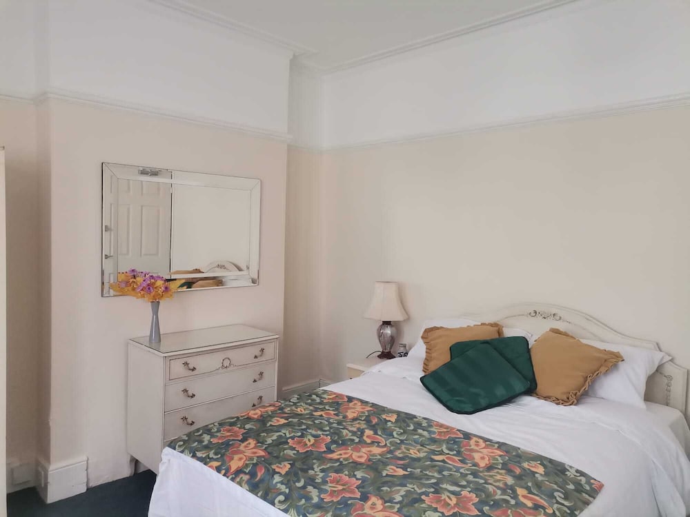 3 Minutes To Train Station Large Town House With 5 Bedroom, 6 Bed, Sleep 8 Guest - Chingford