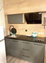 Uma cafeteira/bule, moinho de café 