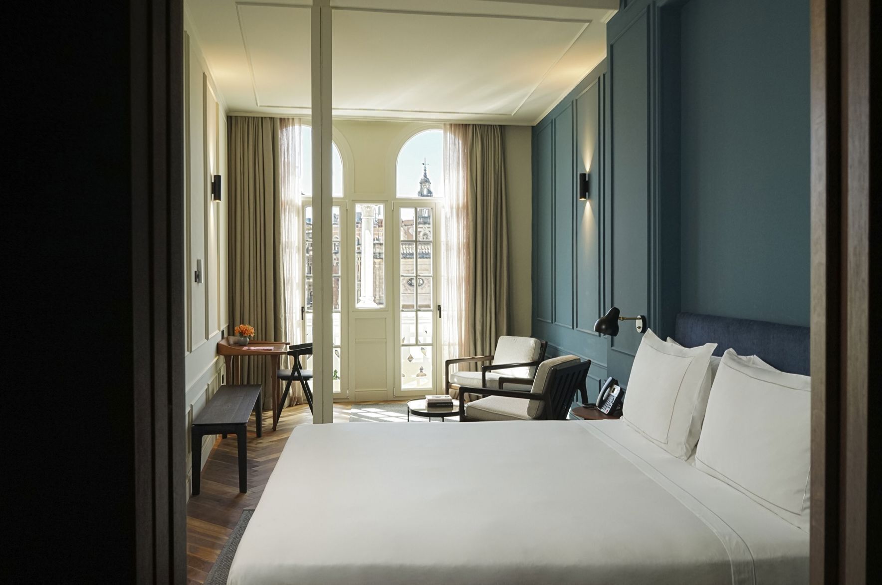 Roupa de alta qualidade, camas de colchão viscoelástico, minibar 