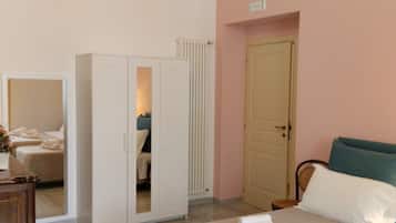Quarto com cama, guarda-roupa, radiador e porta.