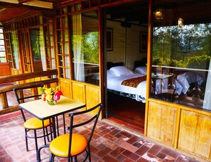 Quarto Twin Superior, varanda, vista para o jardim | Secretária, Wi-fi grátis, roupa de cama fornecida