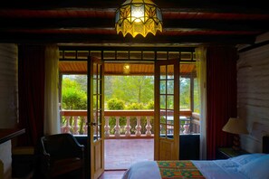 Quarto Twin Superior, varanda, vista para o jardim | Secretária, Wi-fi grátis, roupa de cama fornecida