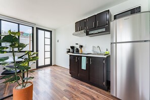 Loft | Cozinha privada | Um micro-ondas, um forno, uma cafeteira/bule, liquidificador