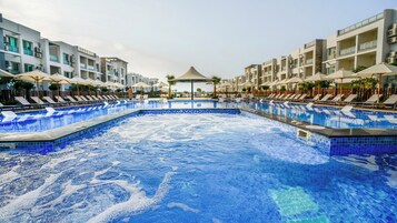 Piscina externa, guarda-sóis, espreguiçadeiras
