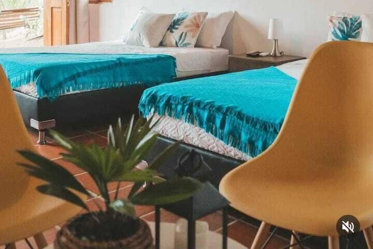 Quarto família, 2 camas de casal, suíte | 1 quarto, frigobar, quartos à prova de som, roupa de cama