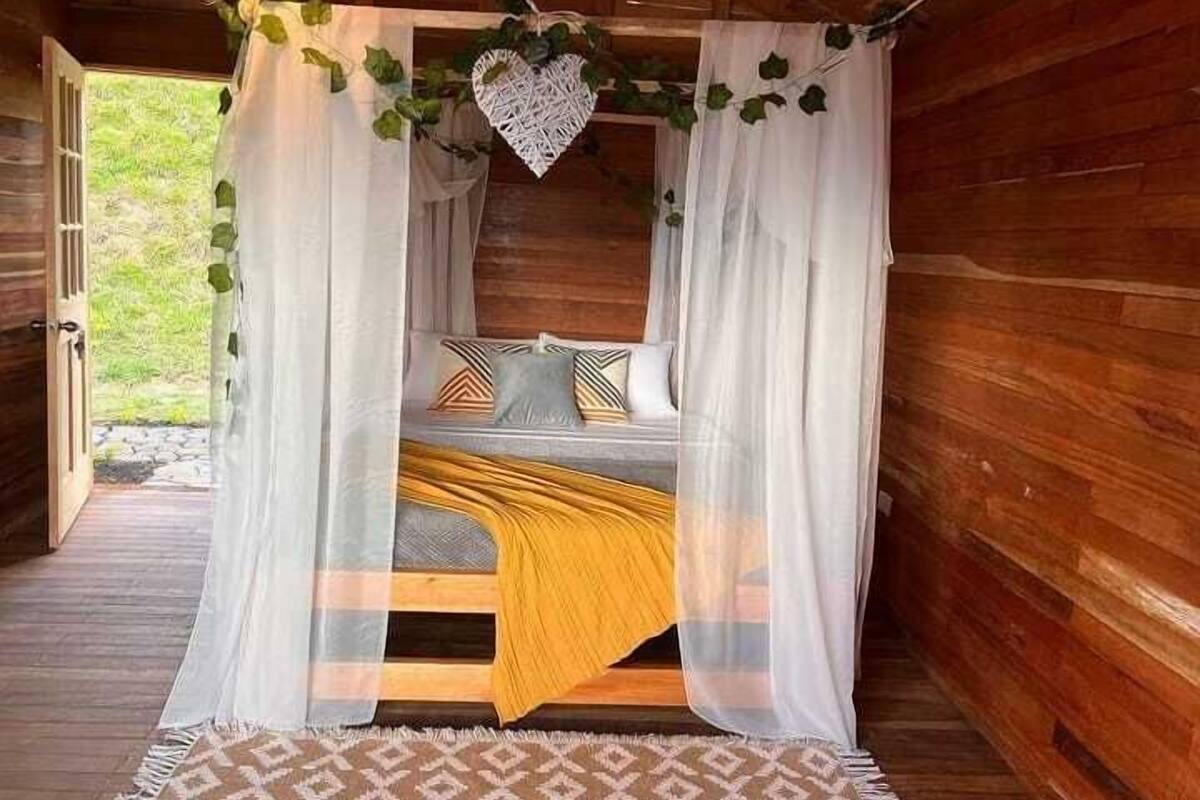 Suíte, 1 cama de casal, banheira de imersão, vista para a montanha | 1 quarto, frigobar, quartos à prova de som, roupa de cama