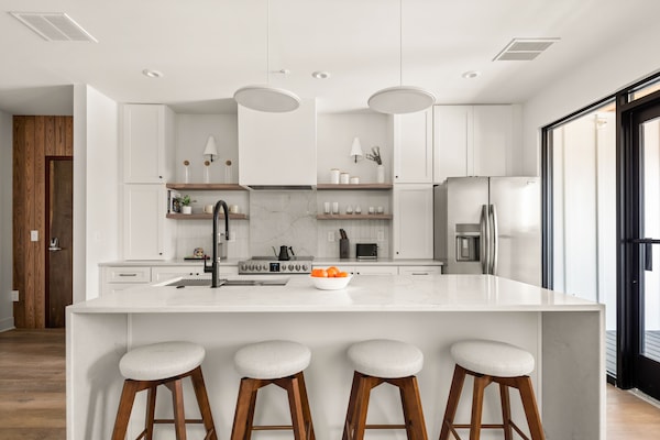 Two Bedroom Bunk Room Penthouse (Self Check-in with Virtual Front Desk) | Cozinha privada | Um frigorífico/congelador grande, um micro-ondas, um forno