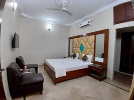 Roupa hipoalergénica, cofre no quarto, secretária 