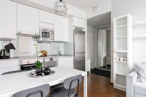 Apartamento Premium | Cozinha privada | Um frigorífico/congelador grande, um micro-ondas, um forno