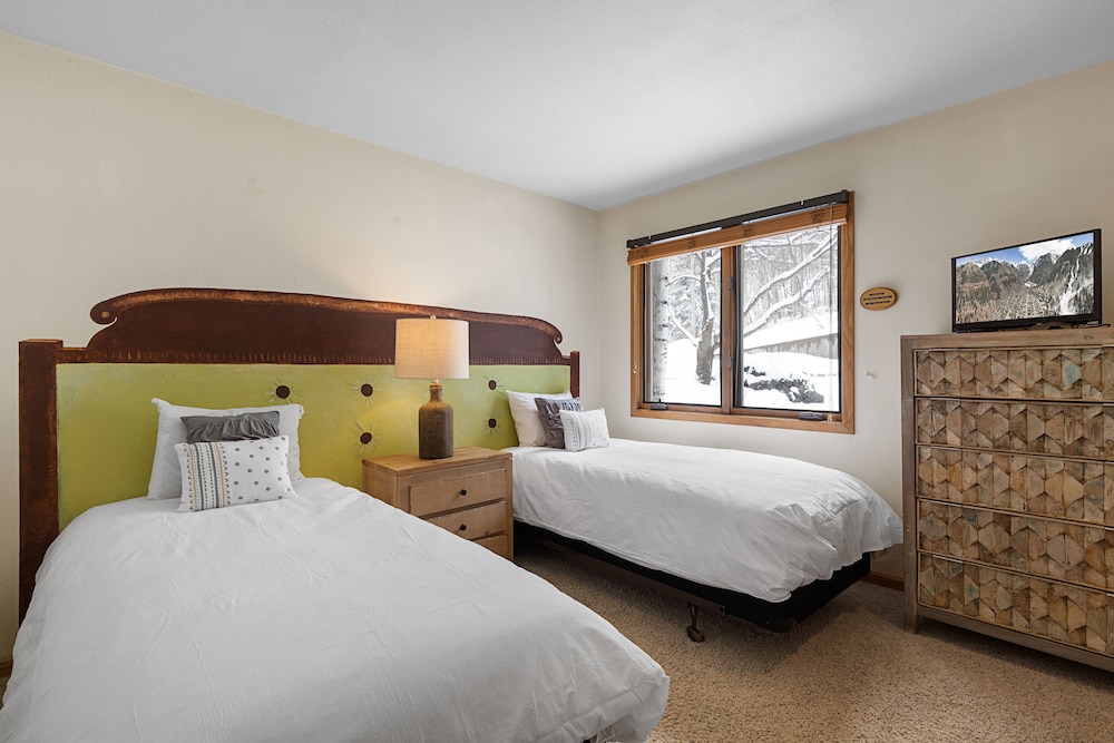 Riverside Condos A102 by AvantStay | Condo Close To Downtown, Town Park ...