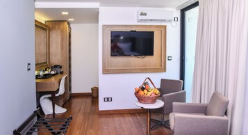 Quarto casal luxo, 1 cama de casal, para não fumantes, vista para o oceano | Frigobar, cofres nos quartos, escrivaninha