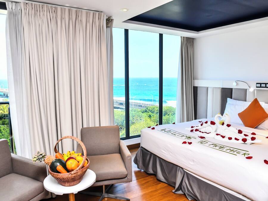 Quarto casal luxo, 1 cama de casal, para não fumantes, vista para o oceano | Frigobar, cofres nos quartos, escrivaninha