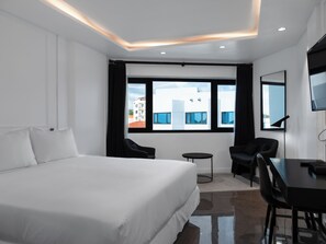 Quarto casal luxo, 1 cama Queen | Cofres nos quartos, escrivaninha, espaço de trabalho para notebook