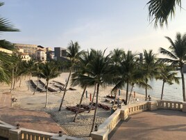Na praia, areia branca, bar na praia 