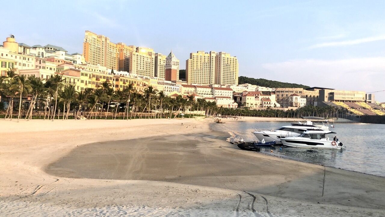 Na praia, areia branca, bar na praia 