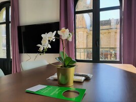 Apartamento Deluxe | Roupa hipoalergénica, edredões de penas, camas de colchão viscoelástico