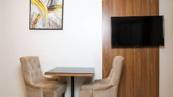 Quarto júnior | Área de estar | Smart TV 43 cm com canais a cabo, TV