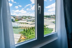 Quarto casal luxo de uso individual, 1 cama King, suíte, vista para a cidade | Comodidades do quarto