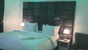 Com mobília individualizada, secretária